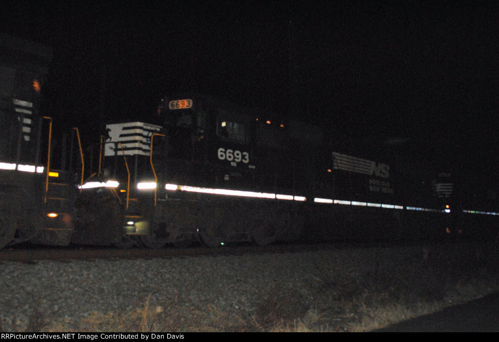 NS SD60 6693 trails on 17G